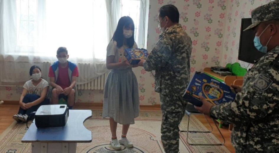 “ОЛОН УЛСЫН ХҮҮХДИЙН ЭРХИЙГ ХАМГААЛАХ ӨДӨР ЭХ ҮРСИЙН БАЯР” ЫГ УГТАЖ